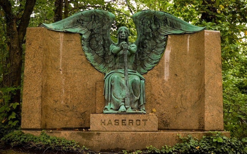 20 Great Headstones You Need to Take a Look at